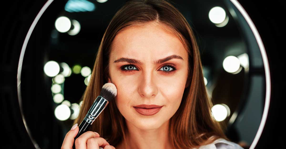 চটপট মেকআপ করে নেওয়ার জন্য দরকারি কিছু জিনিস - DusBus